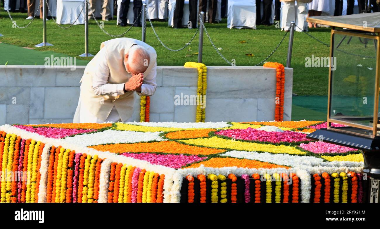 NEW DELHI, INDIA - OCTOBER 2: Prime minister Narendra Modi paying ...