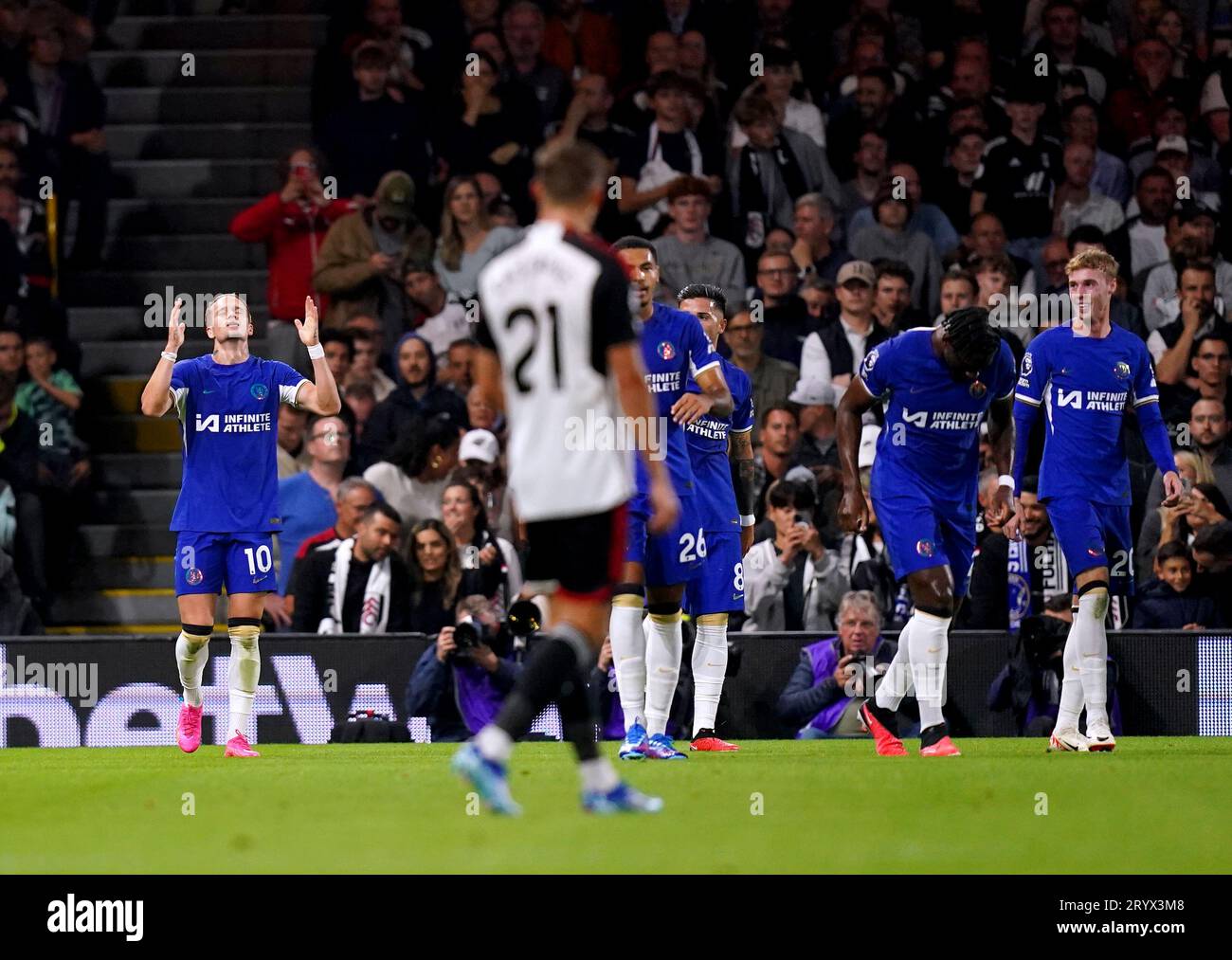 Chelsea's Mykhailo Mudryk (left) celebrates scoring their side's first ...