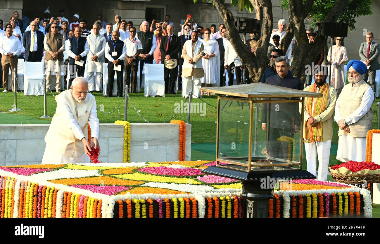 NEW DELHI, INDIA - OCTOBER 2: Prime minister Narendra Modi paying ...
