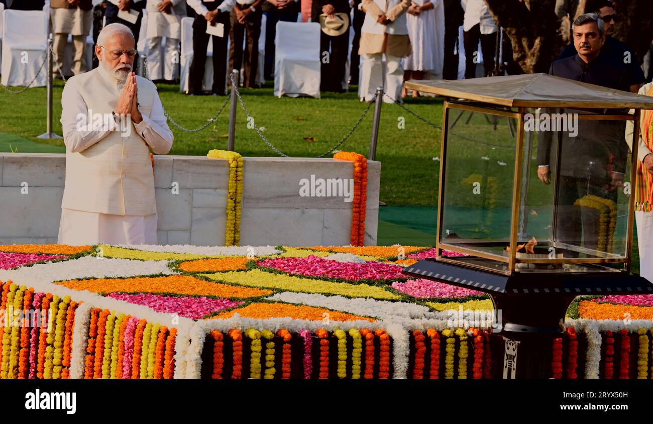 NEW DELHI, INDIA - OCTOBER 2: Prime minister Narendra Modi paying ...