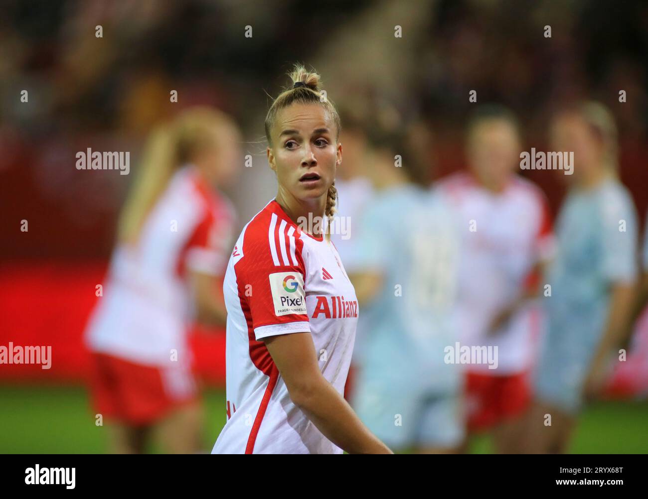 Giulia gwinn fc bayern münchen kopf hi-res stock photography and images - Alamy