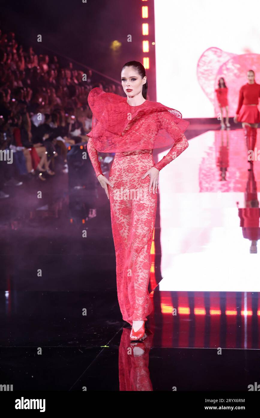 Paris, France. 01st Oct, 2023. Coco Rocha walks the runway of the Le ...