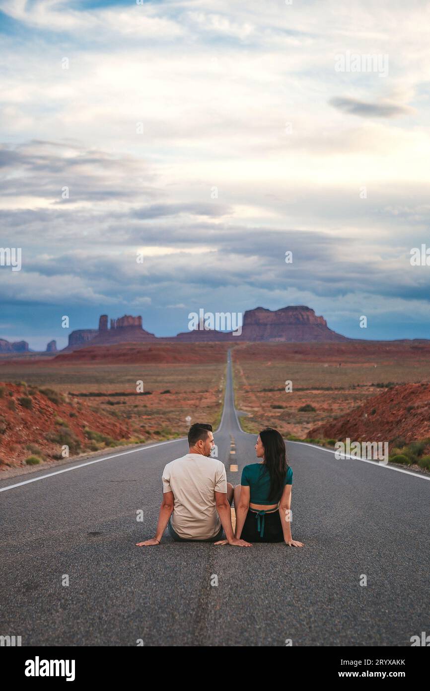 Happy couple on the famous road to Monument Valley in Utah. Amazing ...