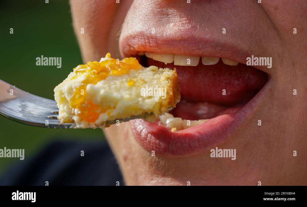 Obesity woman cake hi-res stock photography and images - Alamy