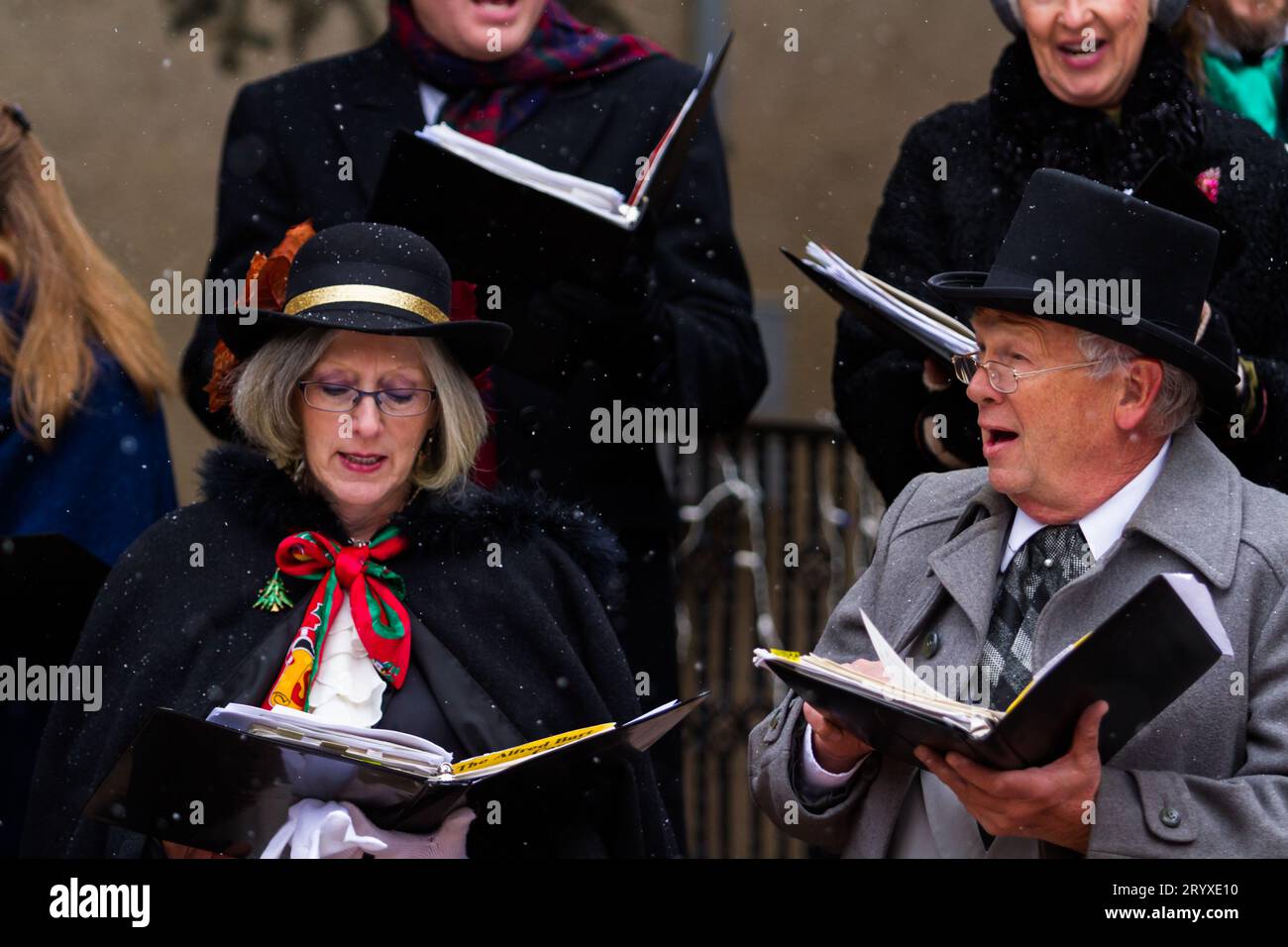 Carolers singing hi-res stock photography and images - Alamy
