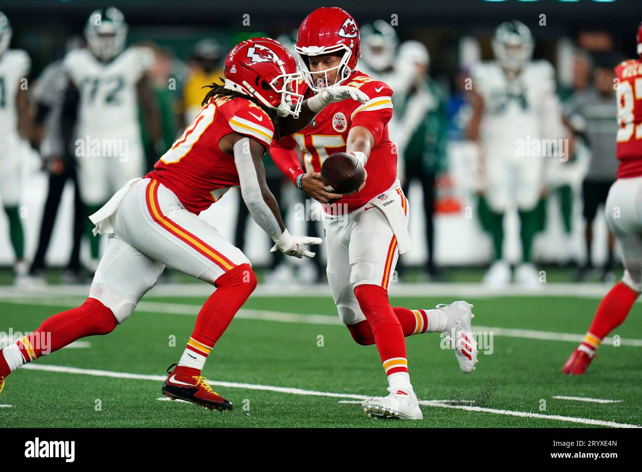 Kansas City Chiefs quarterback Patrick Mahomes (15) hands off to ...