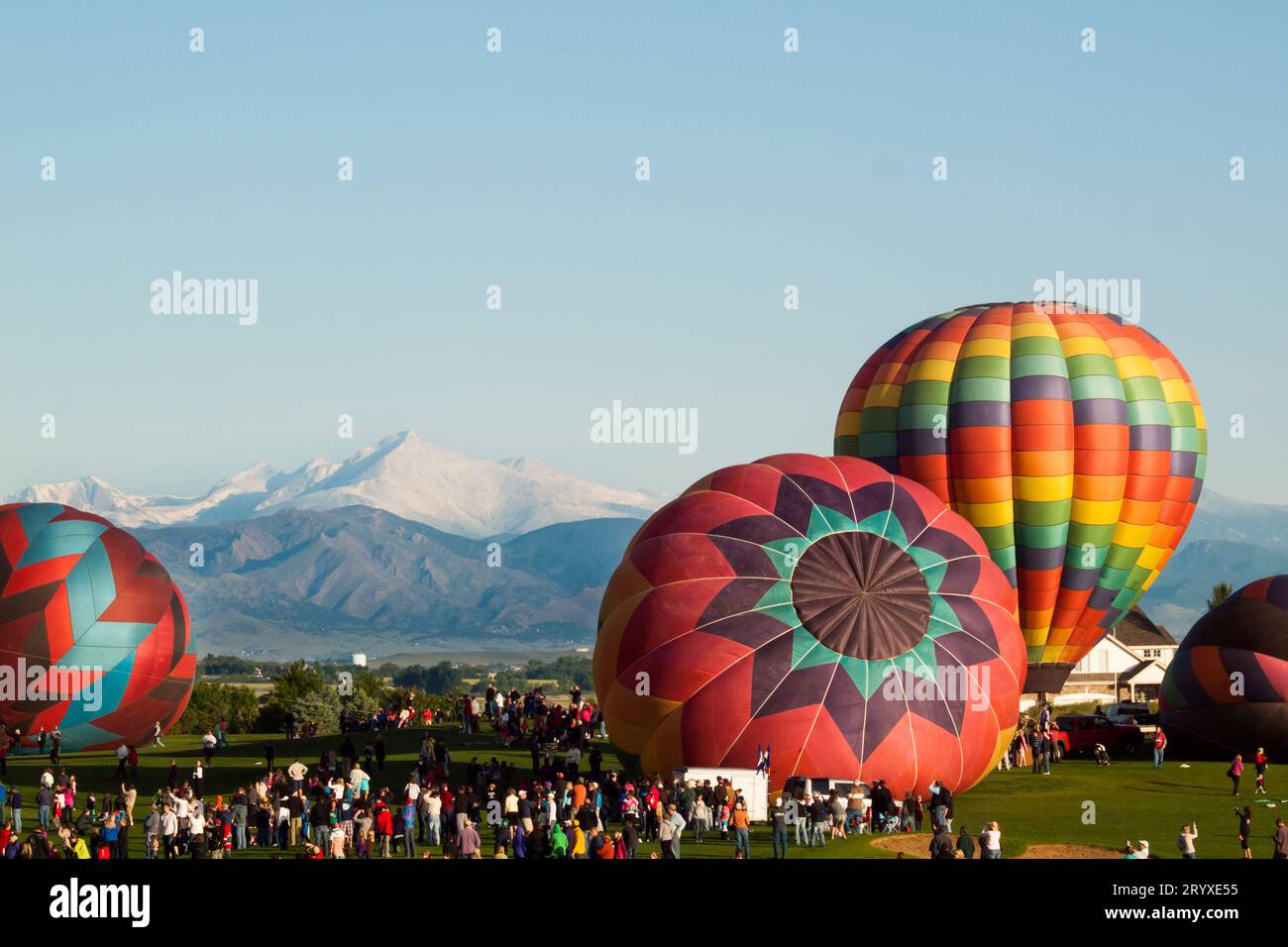 Hot air balloon mountain snow hi-res stock photography and images - Alamy