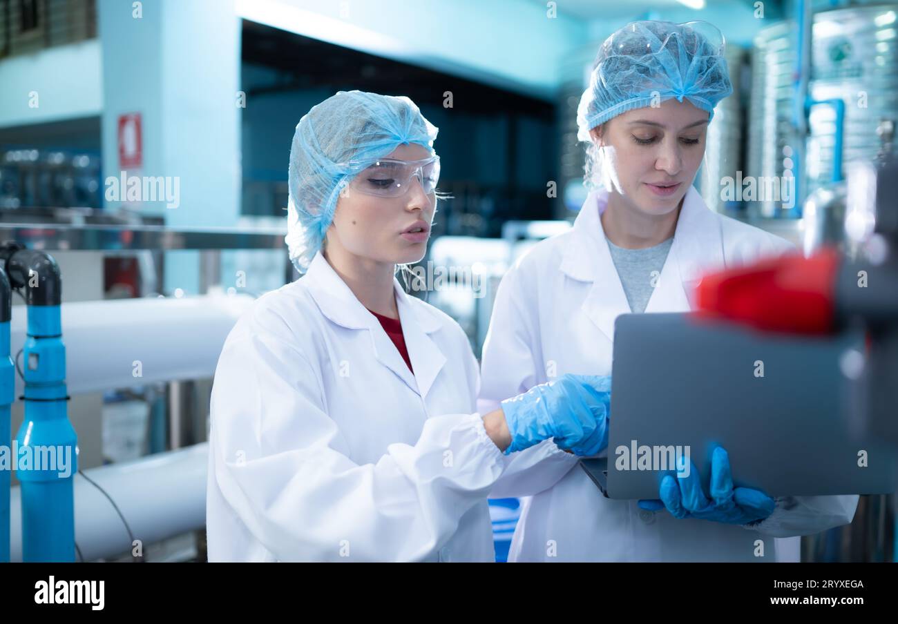 Female computer scientist hi-res stock photography and images - Alamy