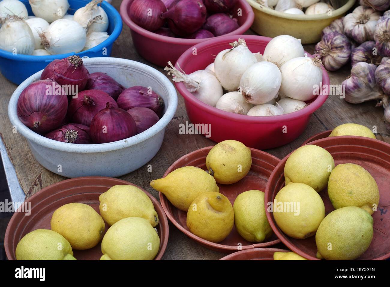 Onions and lemons at a market Stock Photo - Alamy