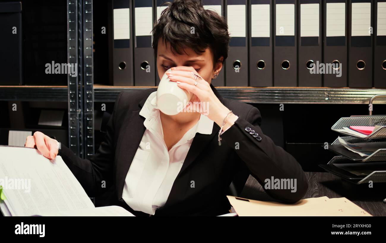 Law agent reviews classified records, conducting investigation into the ...