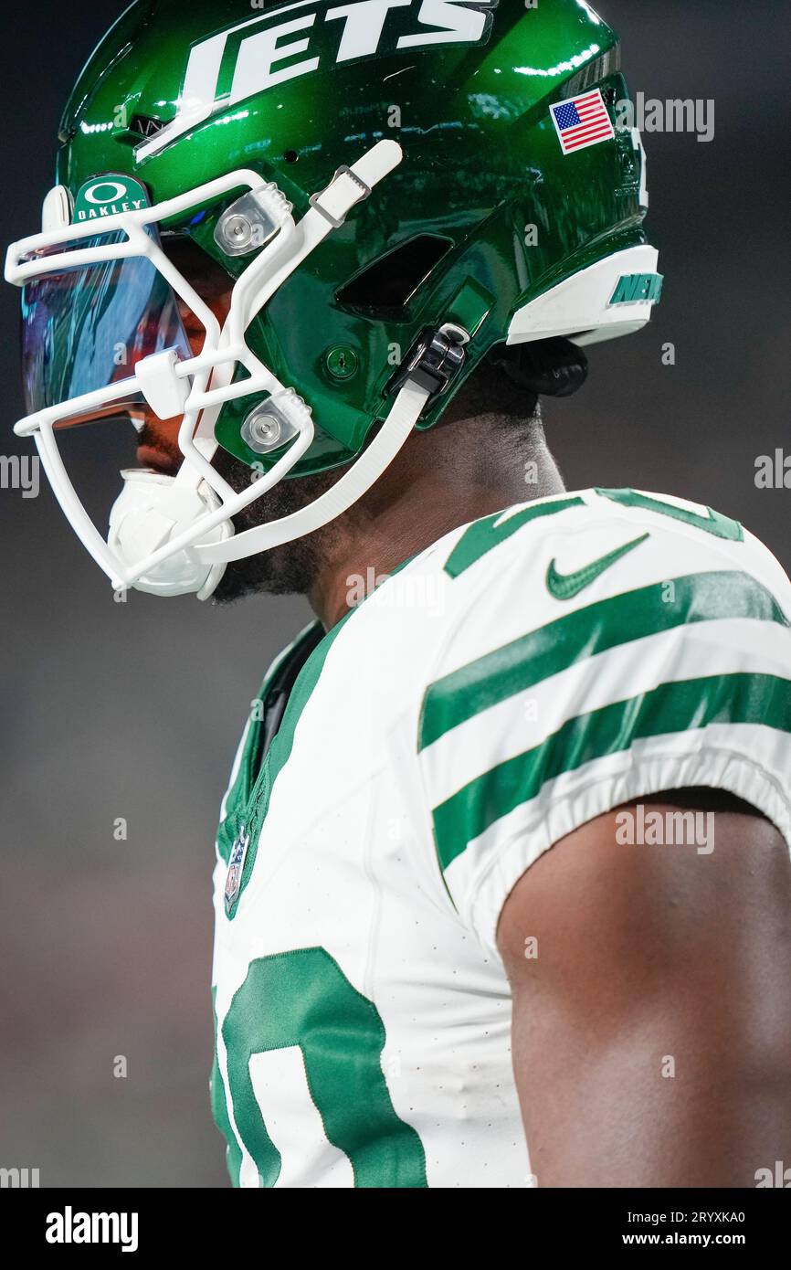 New York Jets running back Breece Hall (20) warms up before an NFL ...