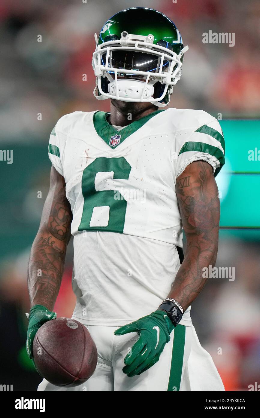 New York Jets wide receiver Mecole Hardman Jr. (6) warms up before an ...