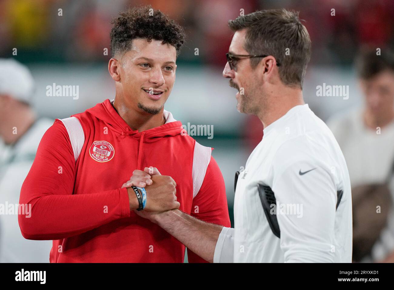 Kansas City Chiefs quarterback Patrick Mahomes shakes hands with New ...