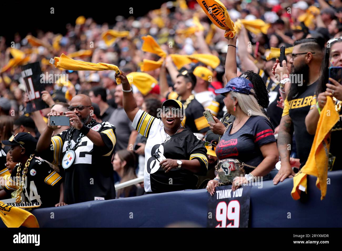 Pittsburgh steelers fans cheer in hi-res stock photography and images ...