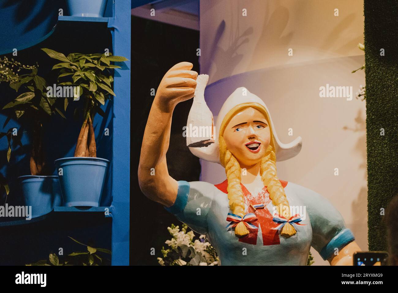 Female statue in robes hi-res stock photography and images - Alamy