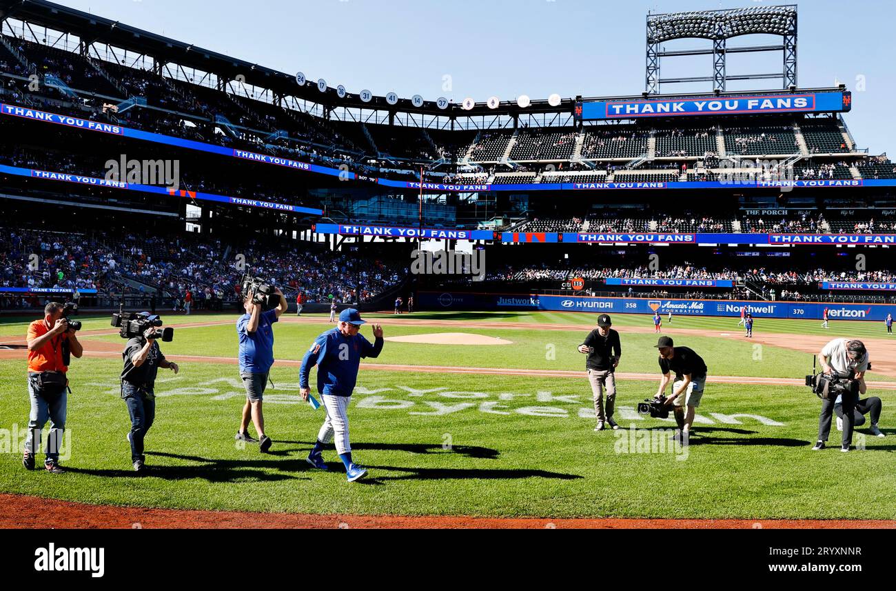 New York Mets manager Buck Showalter goes to the dugout before the ...