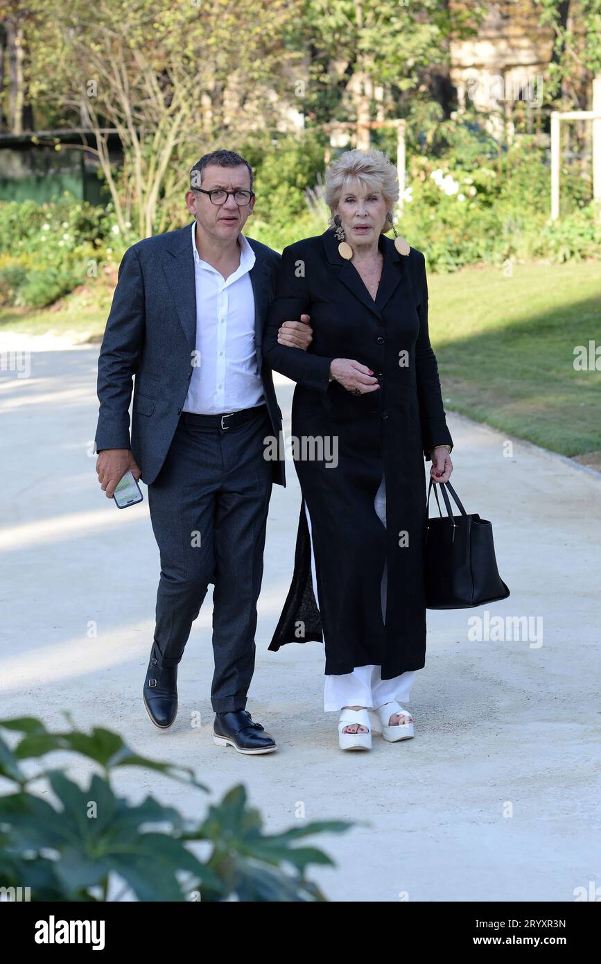 inauguration du jardin des ambassadeurs "Line Renaud" en présence de ...