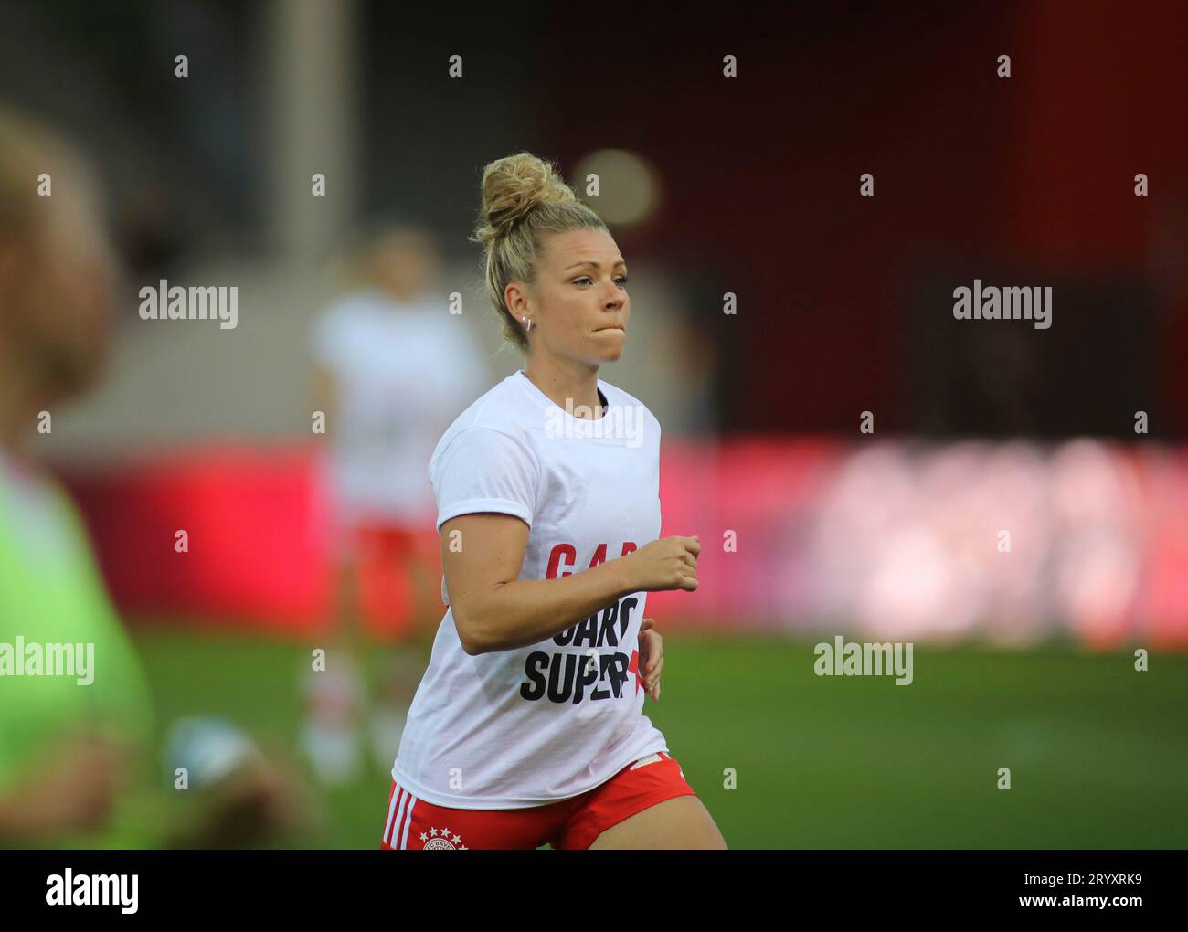 Linda dallmann fc bayern münchen beim aufwärmen hi-res stock ...