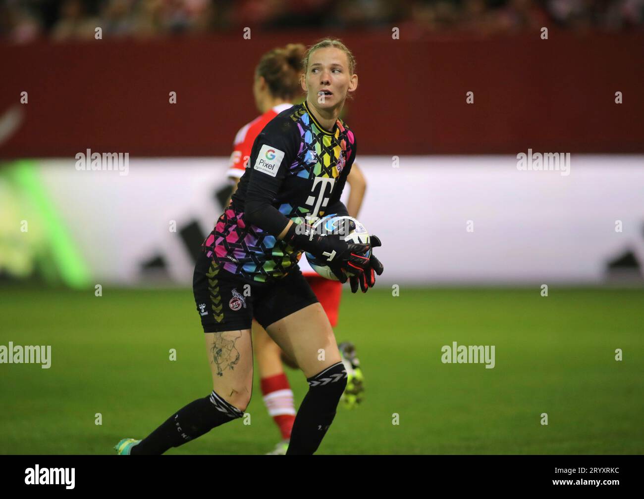 Jasmin pal 1 fc koln mit einem ball in den handen hi-res stock ...