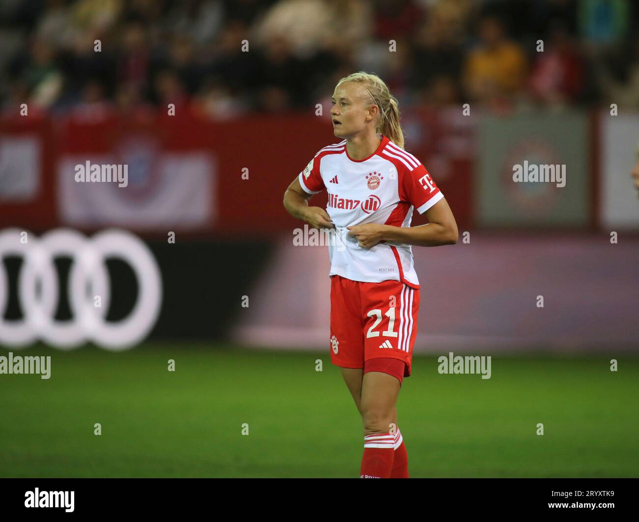Pernille harder fc bayern munchen kopf hi-res stock photography and ...