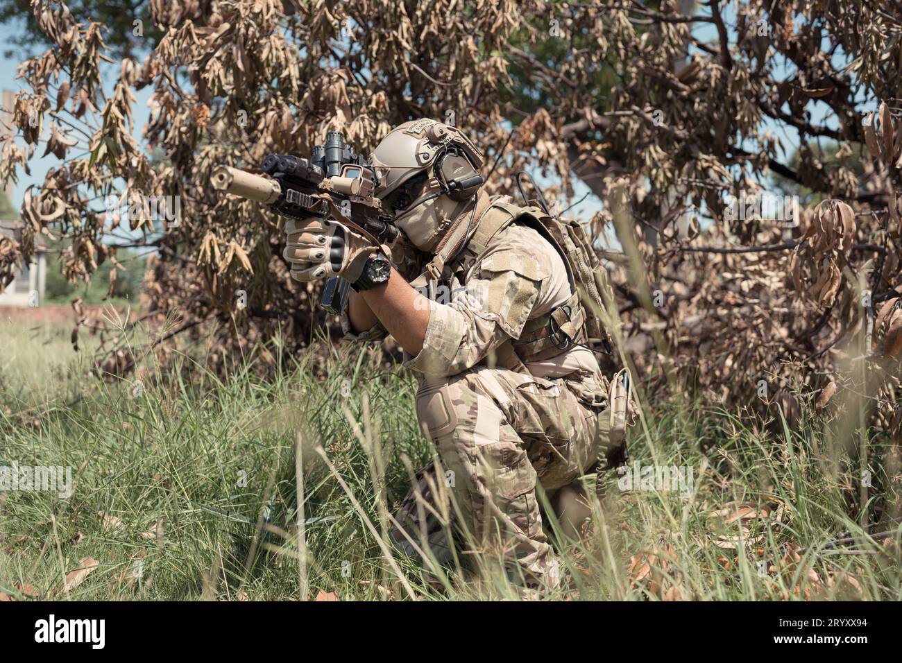 Professional soldier modern gun aiming hi-res stock photography and ...