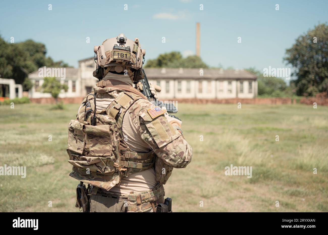 Professional soldier modern gun aiming hi-res stock photography and ...
