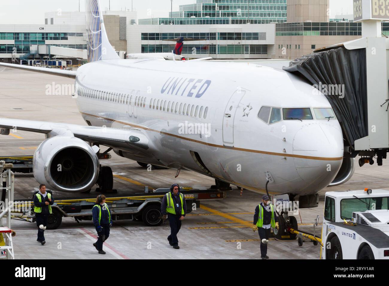 Airplane parked airport terminal hi-res stock photography and images ...