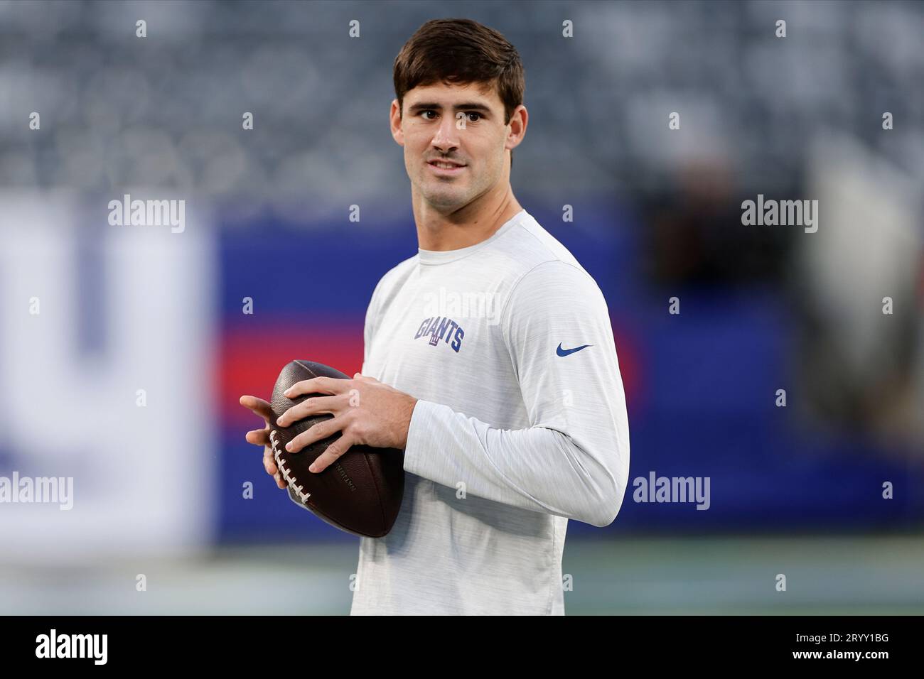New York Giants quarterback Daniel Jones warms up before playing ...