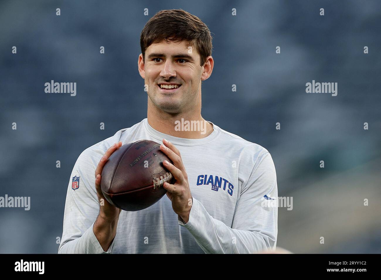 New York Giants quarterback Daniel Jones warms up before playing ...