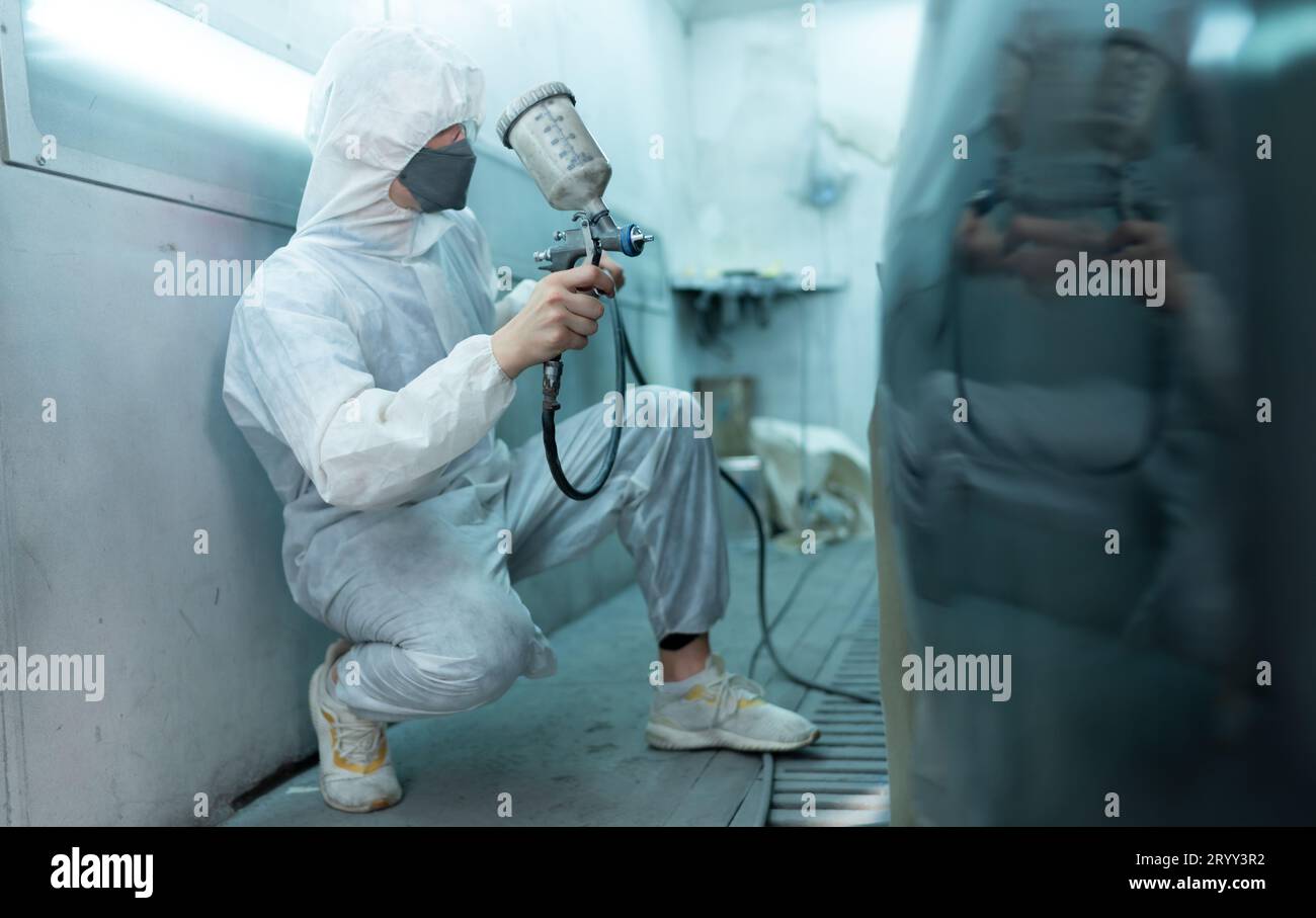 Auto mechanic in car spray room Use a spray nozzle Injected to the side ...