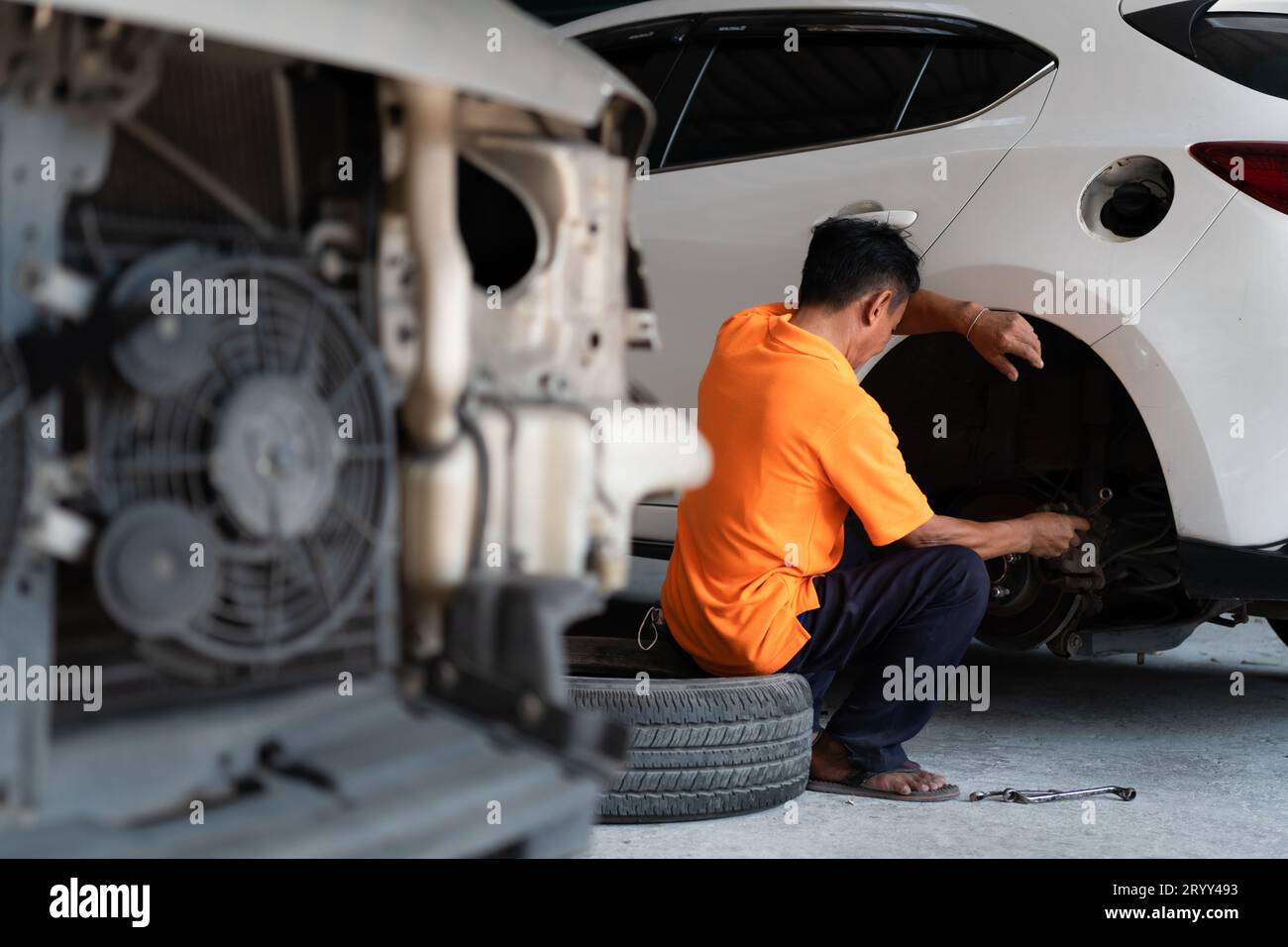 Mechanic checking cars tyre hi-res stock photography and images - Alamy