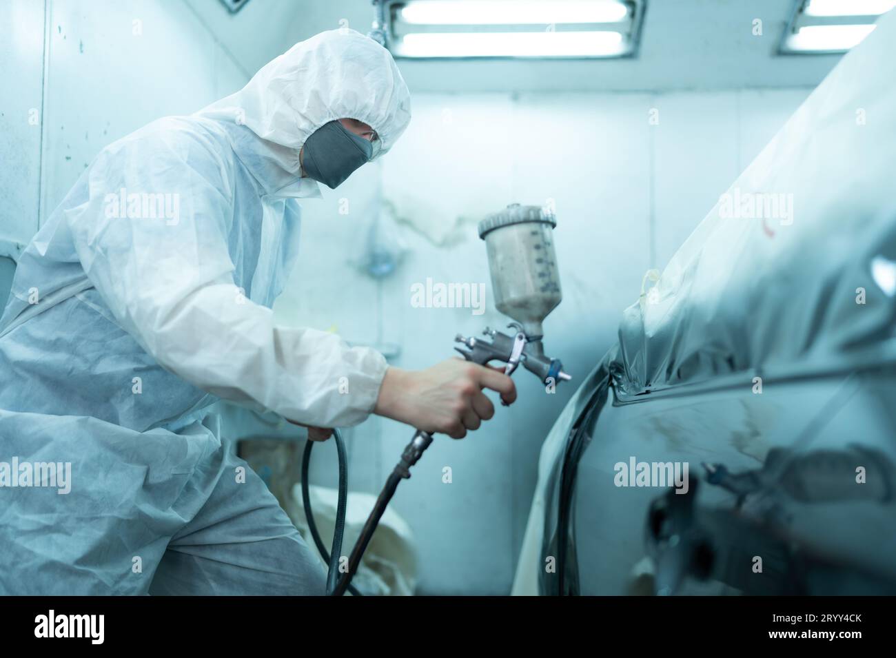 Auto mechanic in car spray room Use a spray nozzle Injected to the side ...