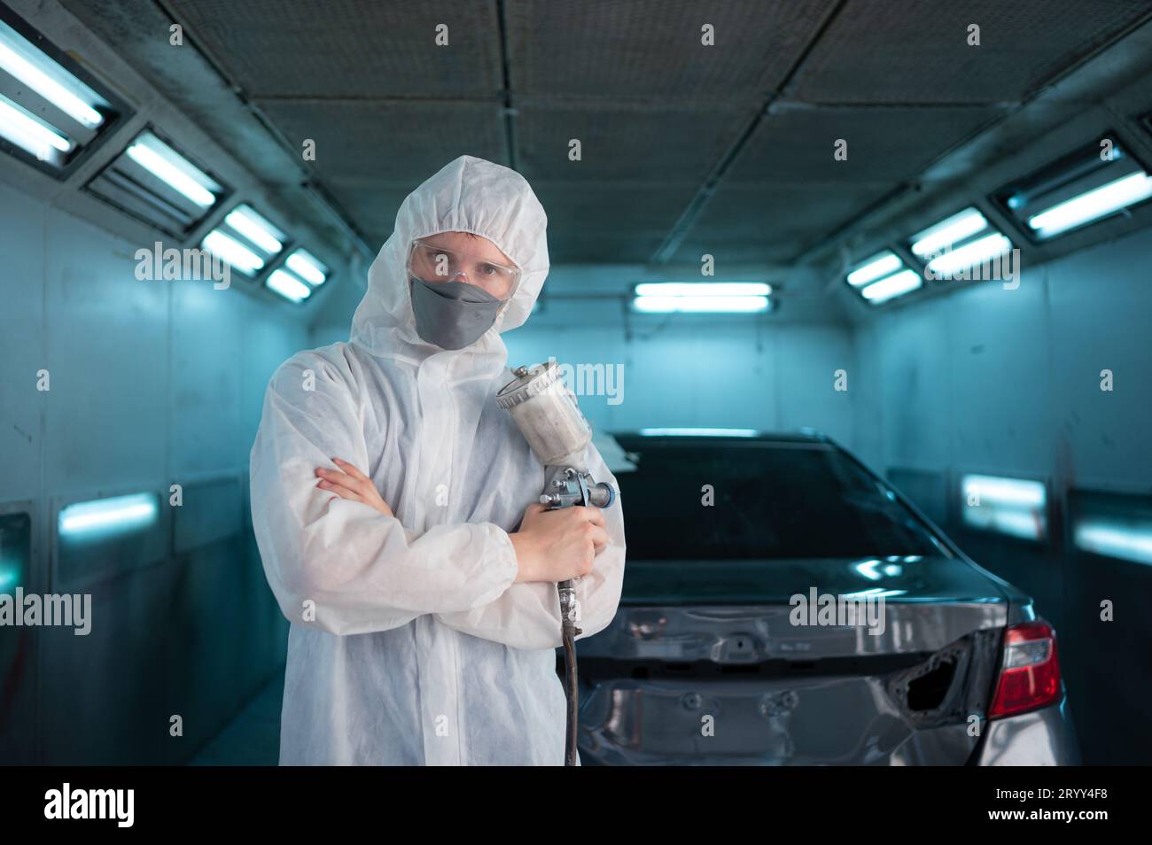 Auto mechanic in car spray room Use a spray nozzle Injected to the side ...