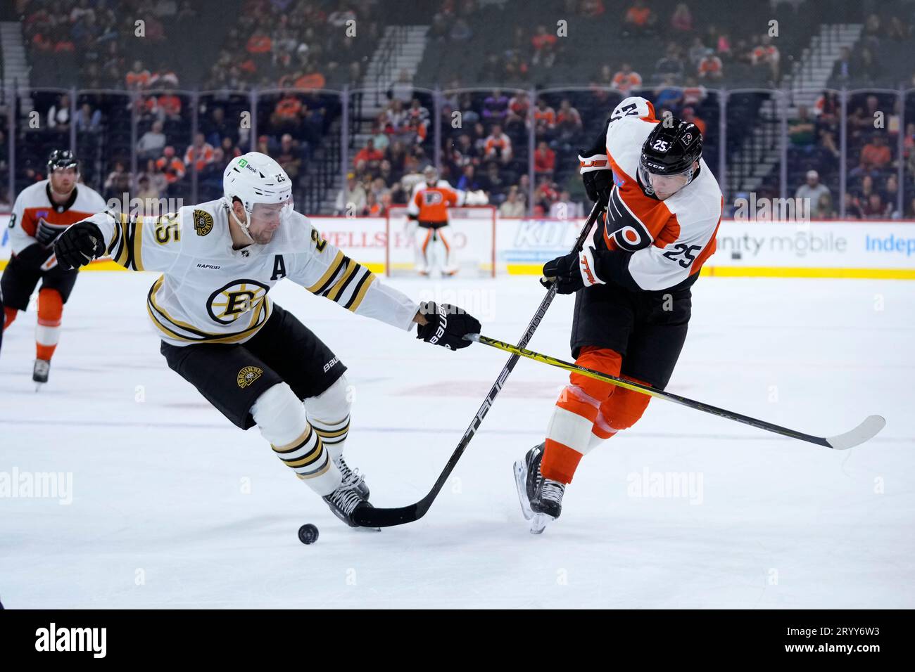 Philadelphia Flyers' Scott Laughton, right, tries to get the puck past ...