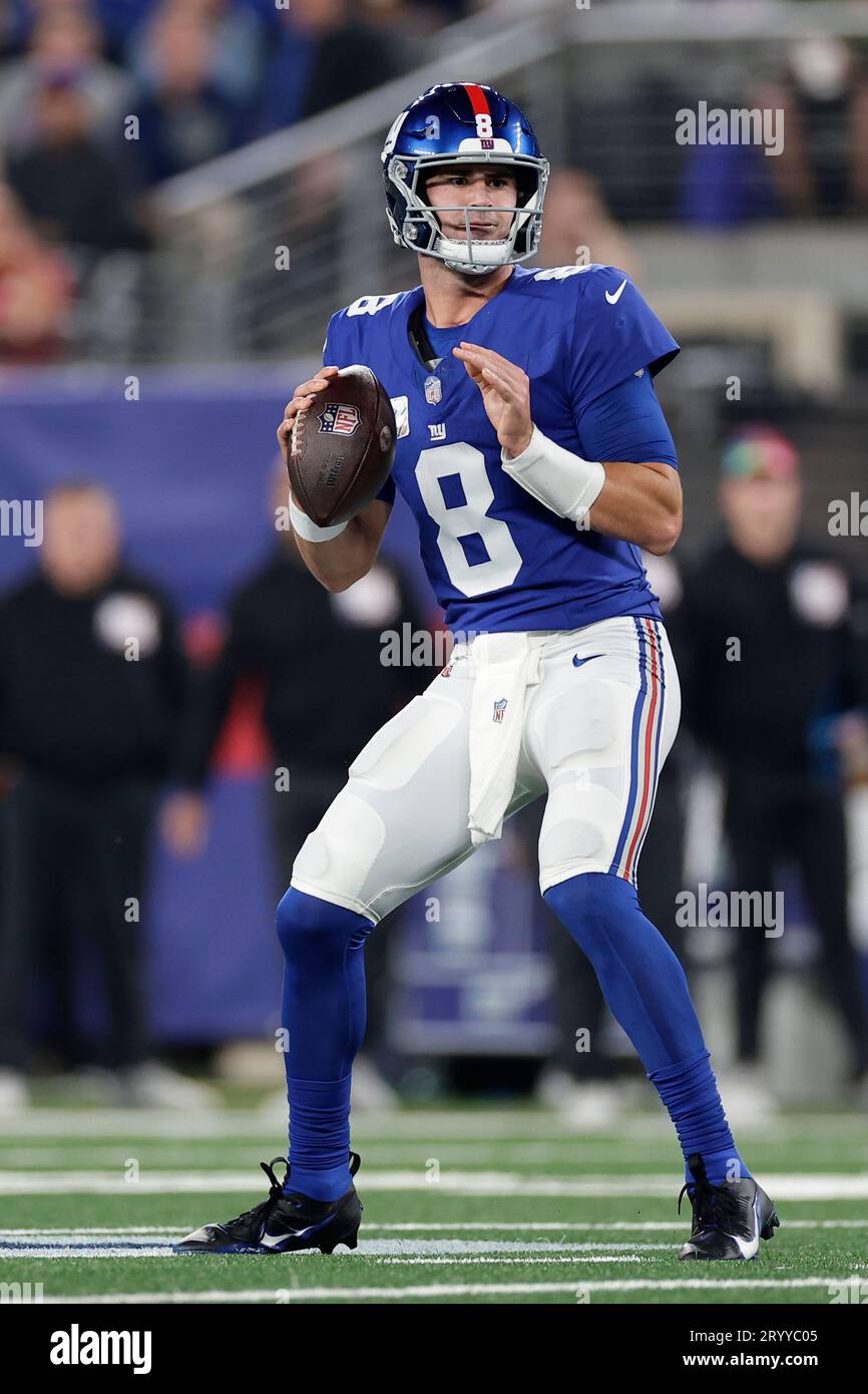 New York Giants quarterback Daniel Jones (8) steps back to pass against ...