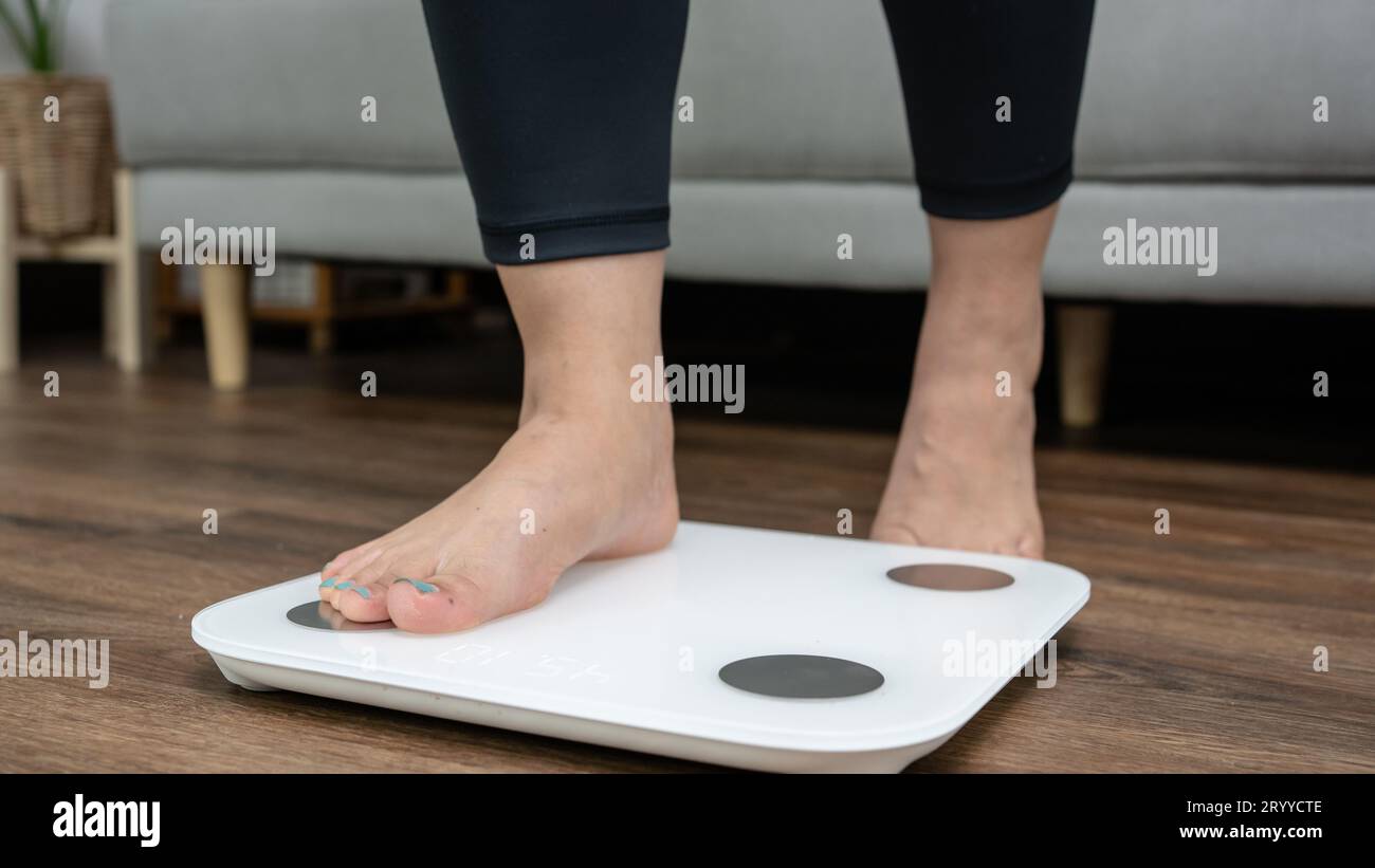 Female feet on a scale hi-res stock photography and images - Alamy