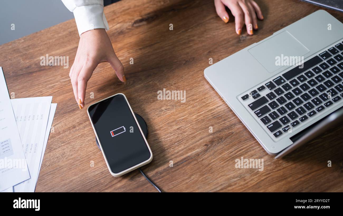 Charging mobile phone battery with wireless charging device in the ...