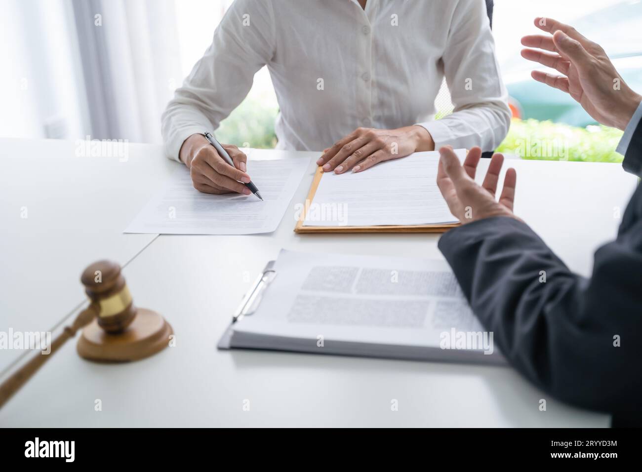 Lawyer client courtroom hi-res stock photography and images - Alamy