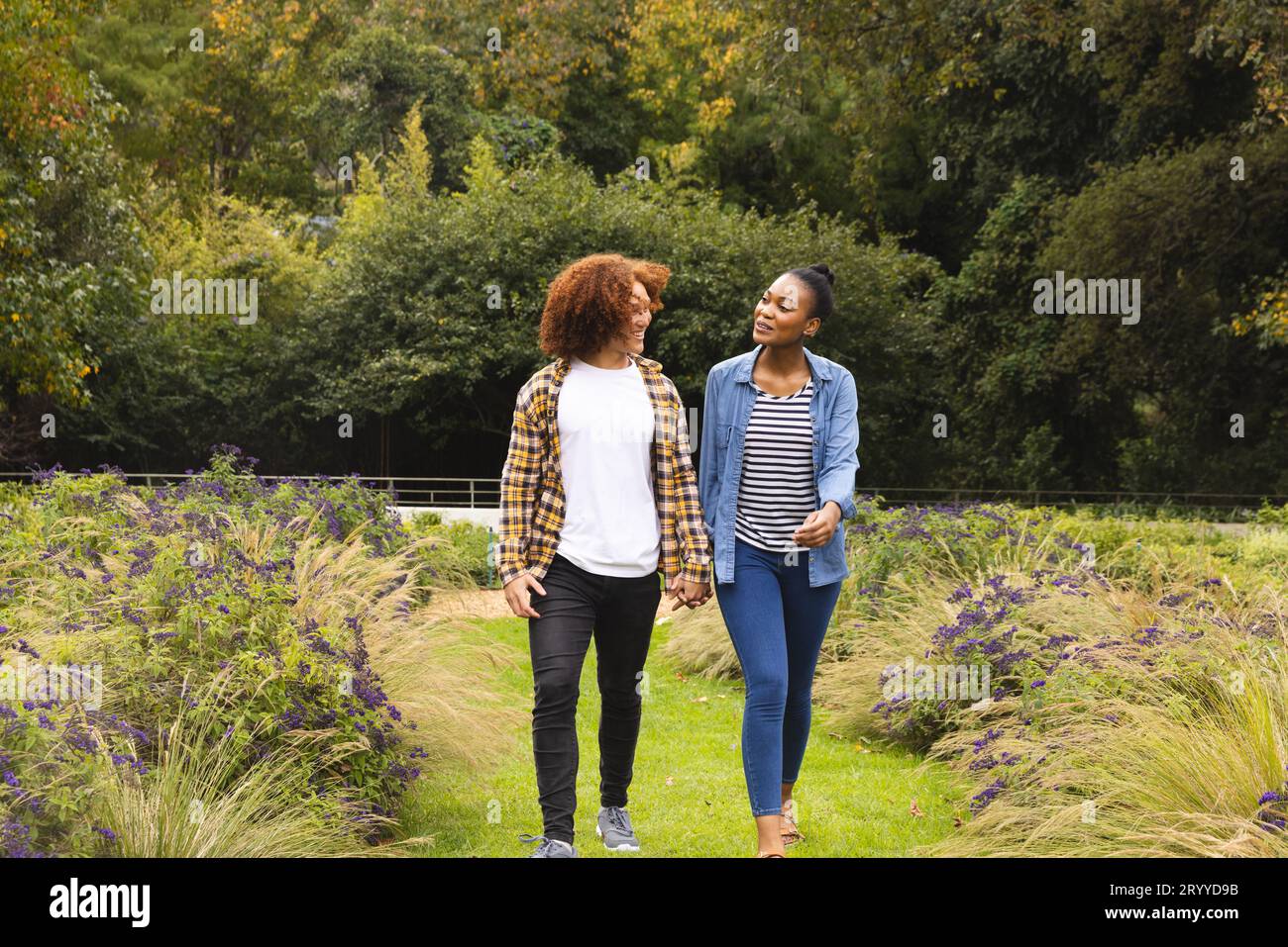 Walking talking hands free hi-res stock photography and images - Alamy