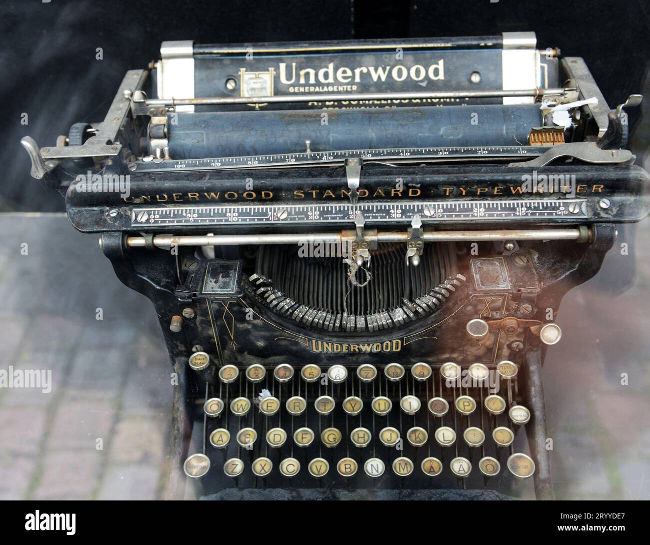 Underwood typewriter hi-res stock photography and images - Alamy