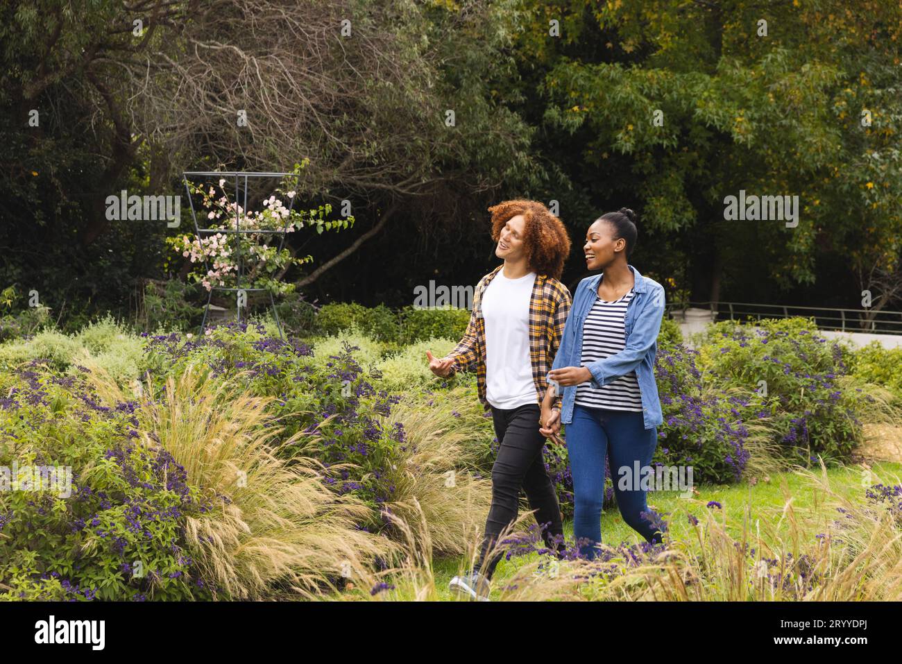 Walking talking hands free hi-res stock photography and images - Alamy