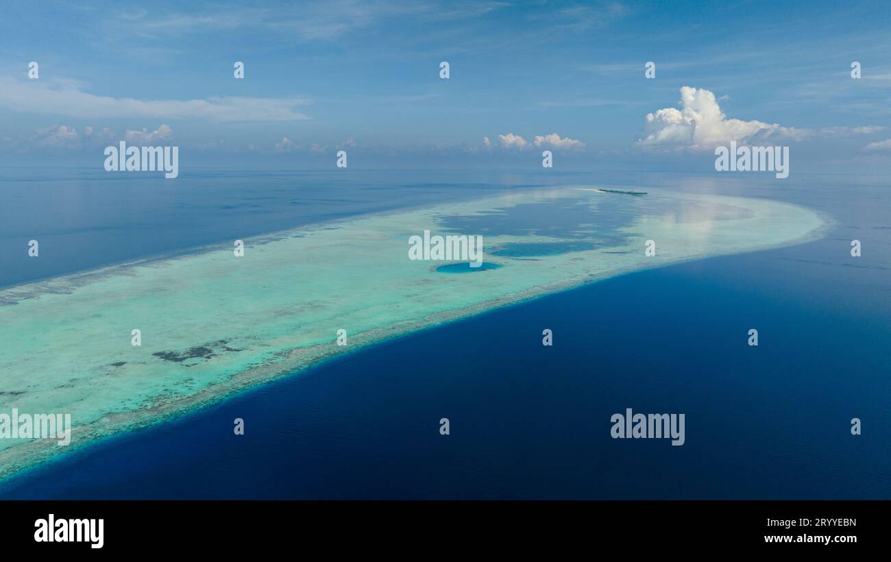 Tropical atoll and coral reef. Seascape with tropical island.Tun ...