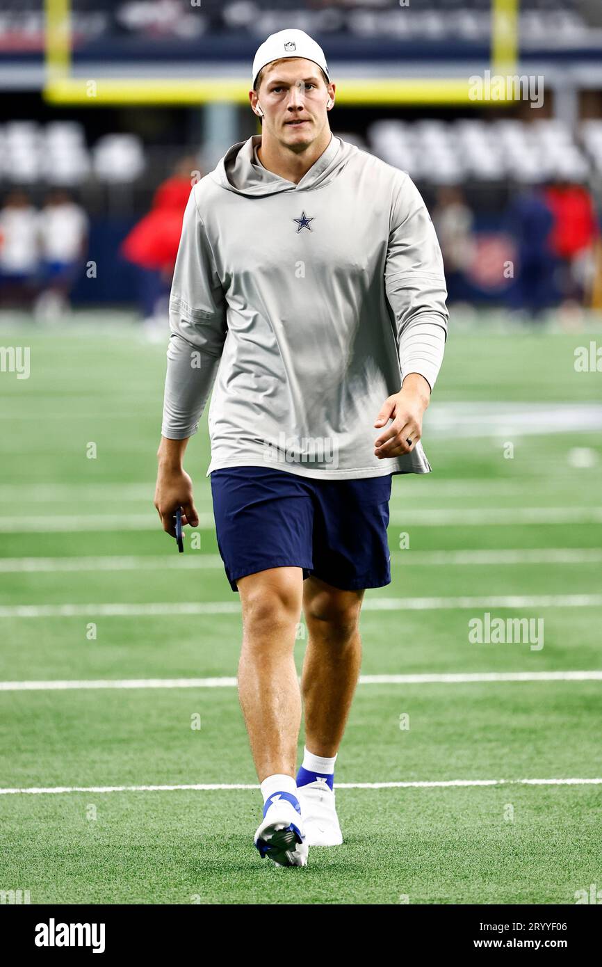 Dallas Cowboys linebacker Leighton Vander Esch walks across the field ...