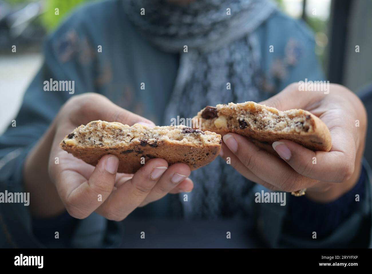 Breaking sweet cookies close up hi-res stock photography and images - Alamy