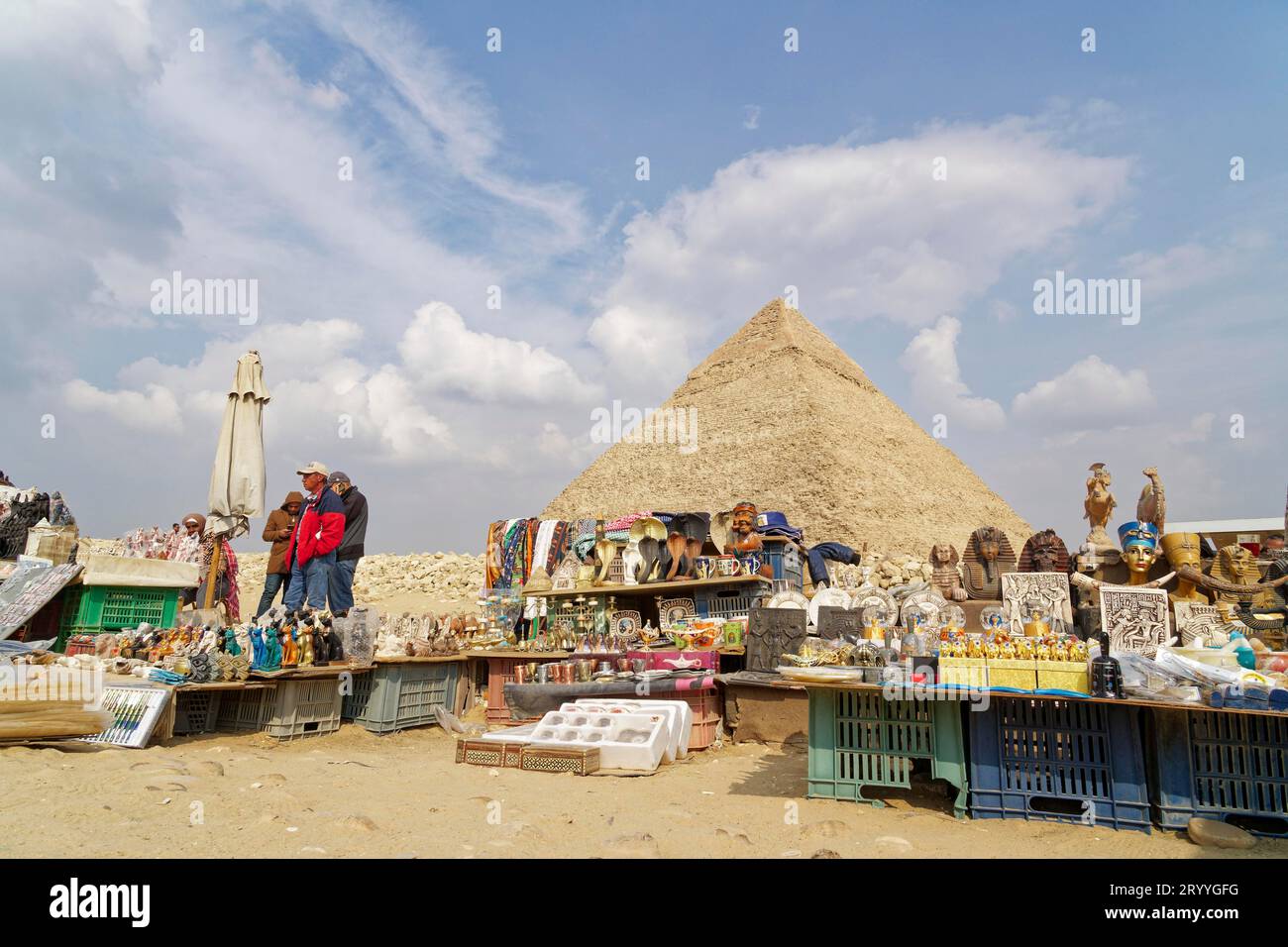 Souvenir stalls and souvenir dealers in front of the Pyramid of Khafre ...