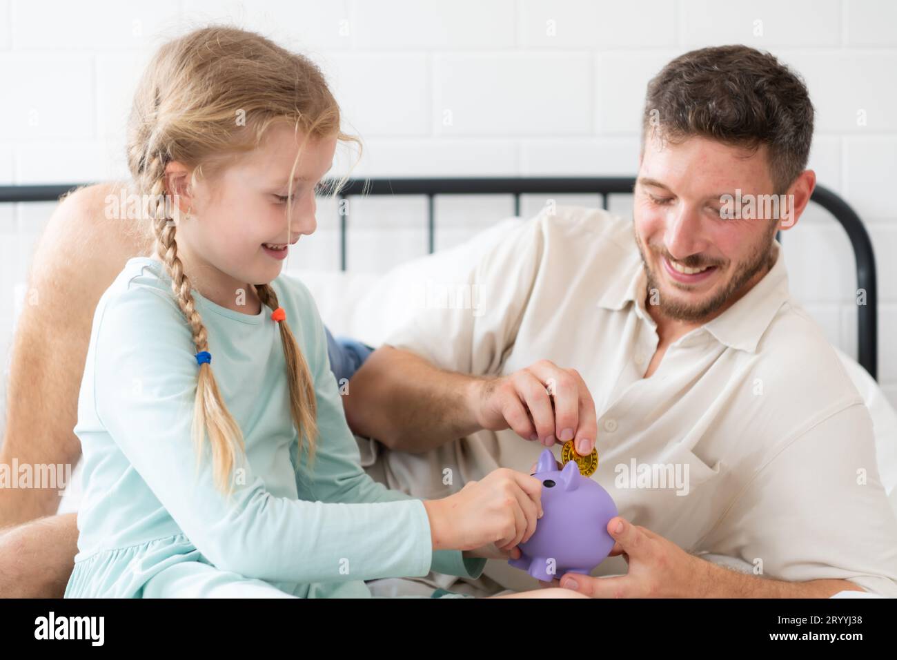 Father teaches daughter how to save money so that the child will have ...