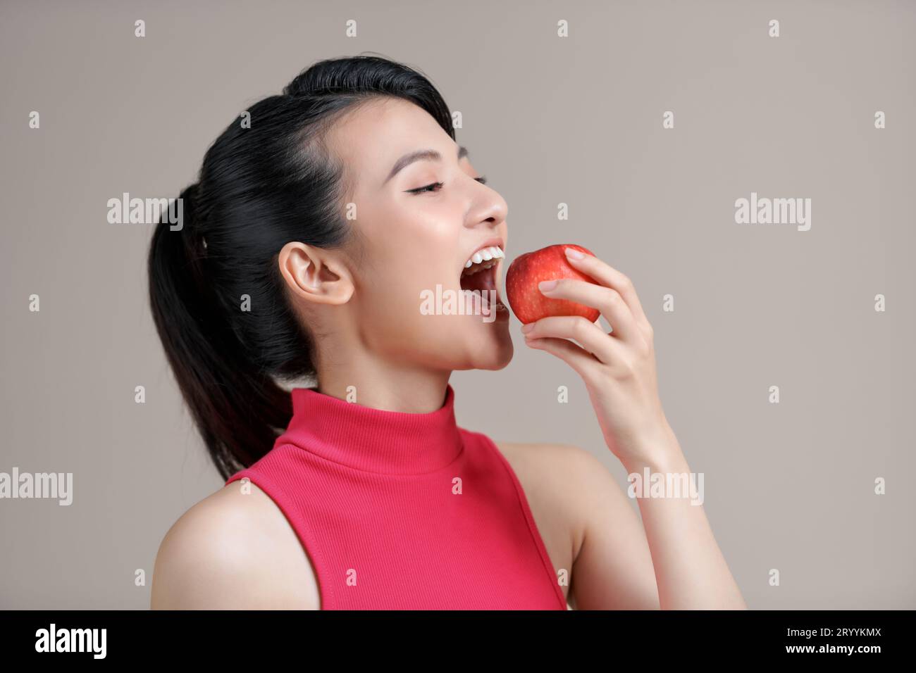 Healthy food. Woman eating an apple Stock Photo - Alamy