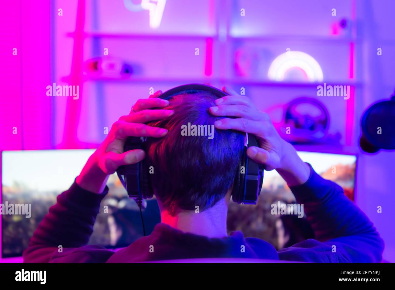 Hands holding microphone hi-res stock photography and images - Alamy