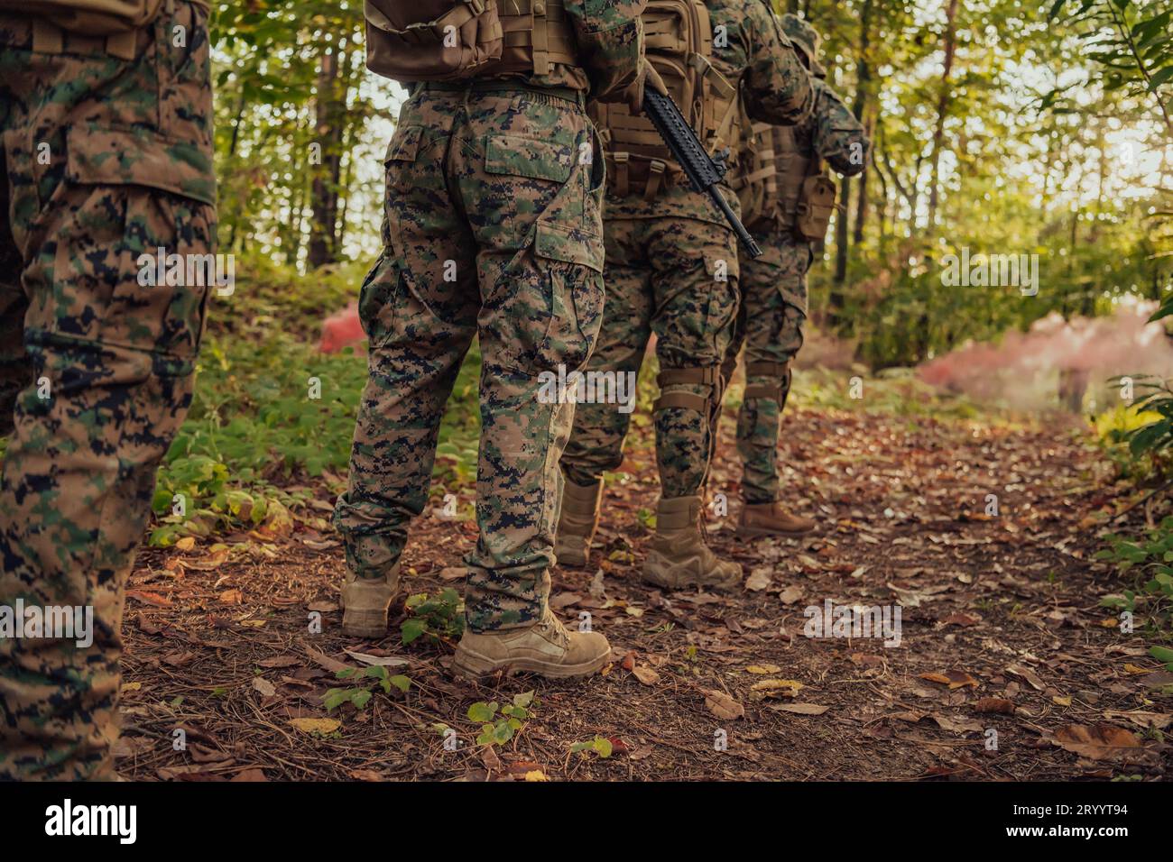 Us soldiers running hi-res stock photography and images - Alamy