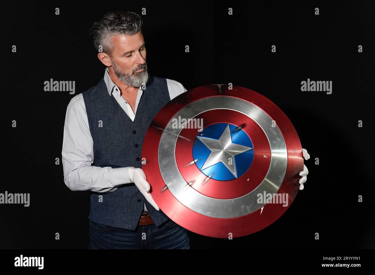 Captain america chris evans shield hi-res stock photography and images ...